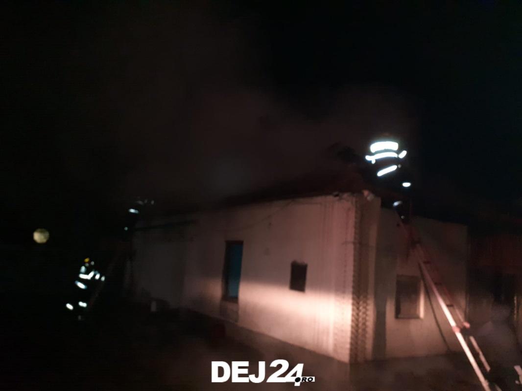 Casă în flăcări, în Iclod. De la ce a pornit incendiul - FOTO - Dej24.ro