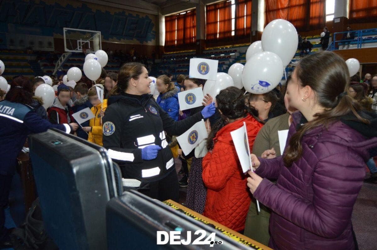 Polițiștii s-au întâlnit cu elevii din Dej și împrejurimi, în Sala ...