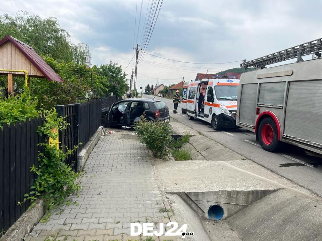 ACCIDENT pe strada Șomcutului din Dej, impact între două mașini - FOTO ... ACCIDENT pe strada Șomcutului din Dej, impact între două mașini - FOTO ...
