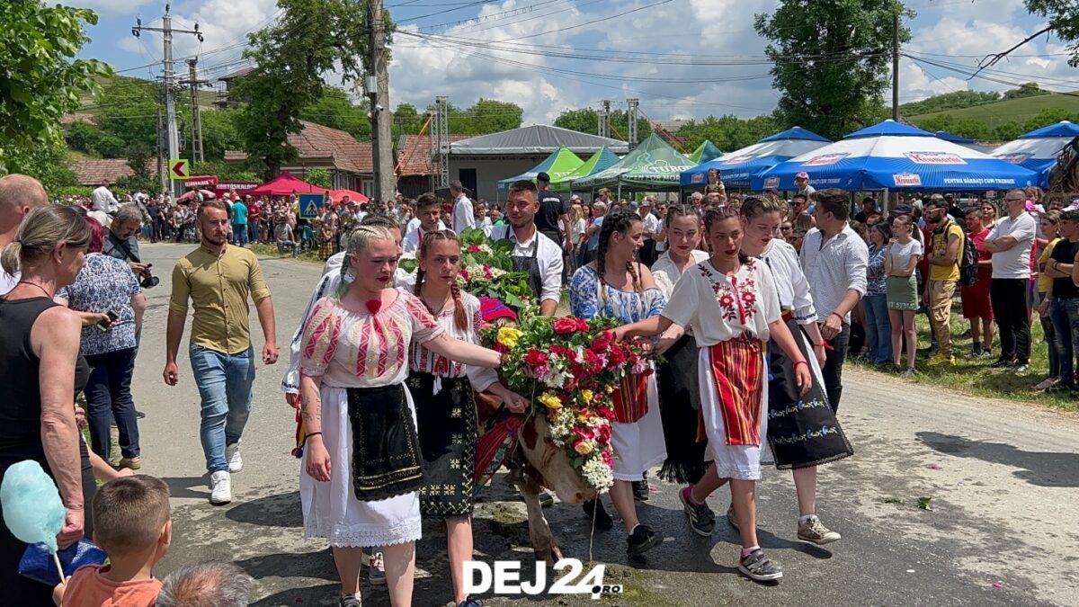 Fetele din Mănăstirea au stăpânit boul, de Rusalii. Ce spun bătrânii ...