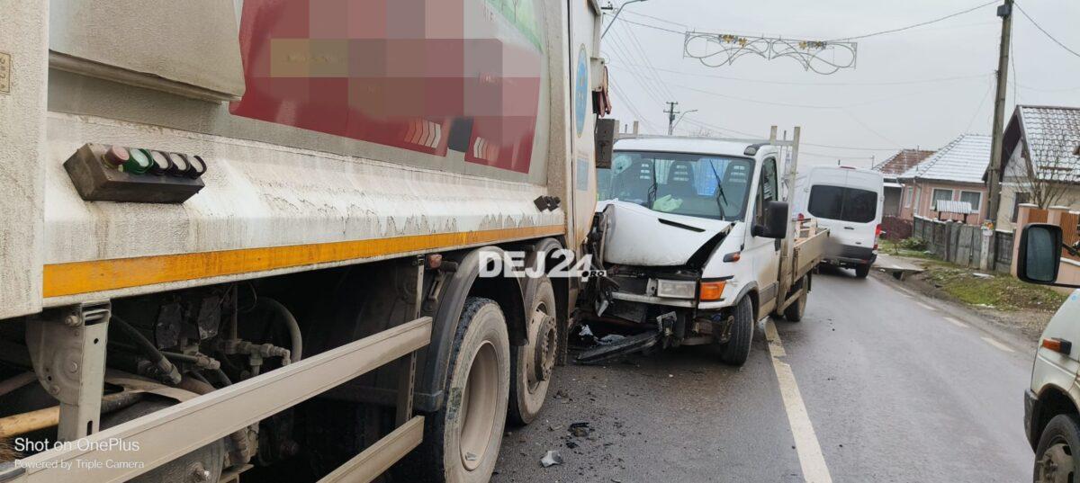 ACCIDENT în Mica, impact între o autoutilitară și un autocamion ... ACCIDENT în Mica, impact între o autoutilitară și un autocamion ...
