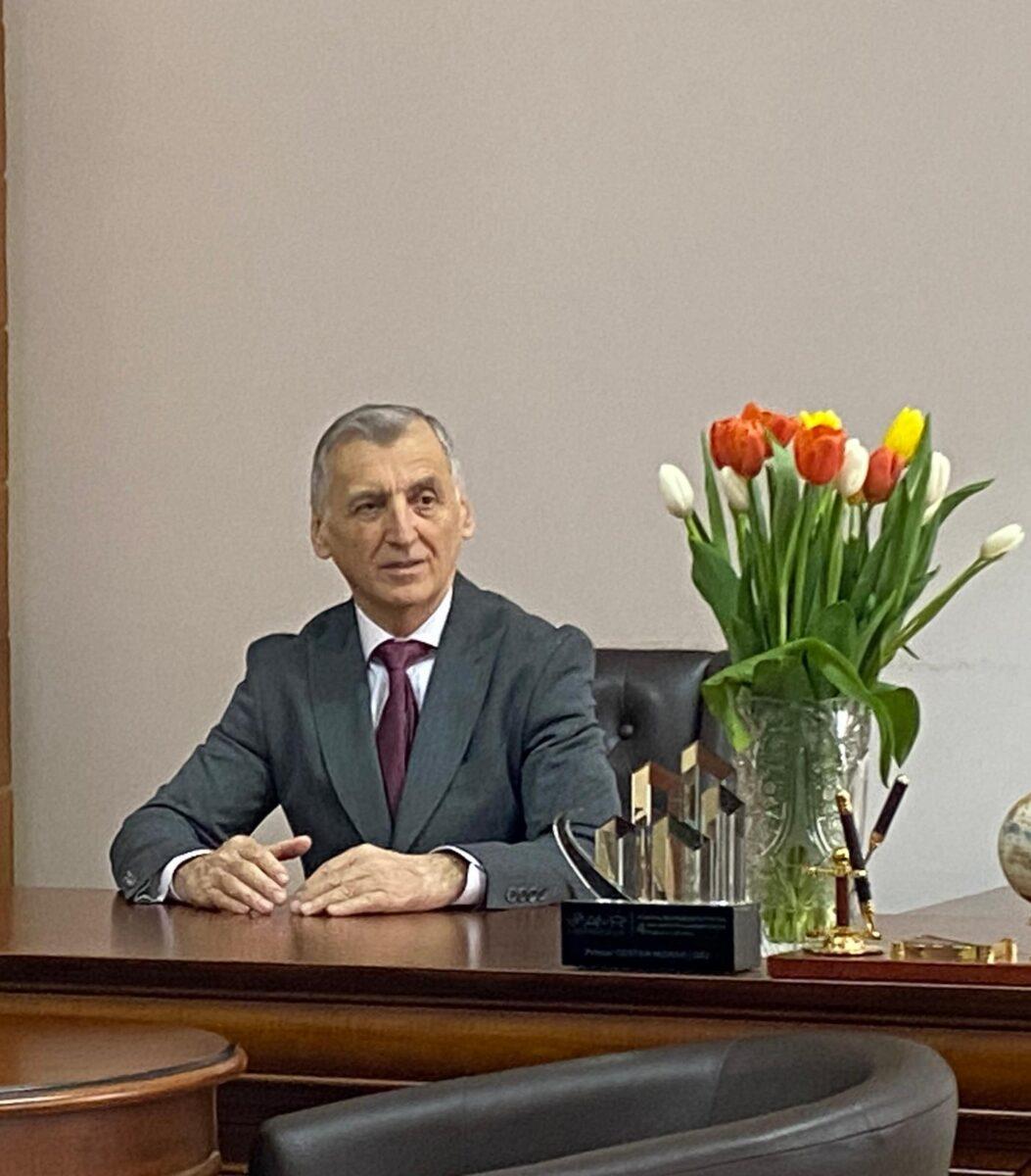 La mulţi ani, tuturor doamnelor și domnișoarelor, din partea primarului ...