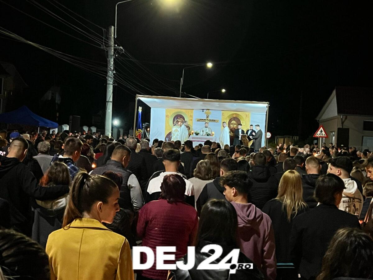 Mii de credincioși din Dej au primit vestea Învierii Domnului, în aer ...
