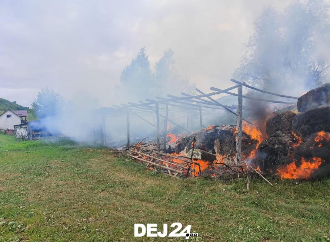 INCENDIU în Unguraș. Un grajd și o șură, în flăcări. De la ce a pornit ...