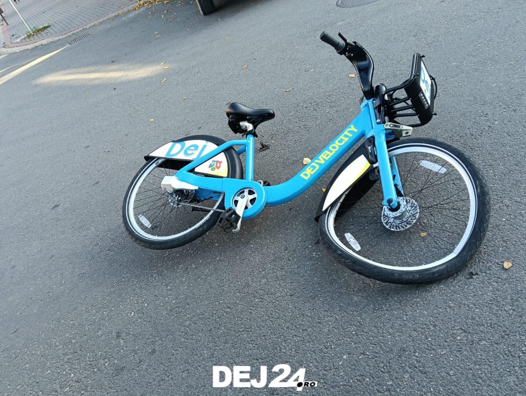 Tânăr aflat pe o bicicletă Dej Velocity, implicat într-un eveniment ...