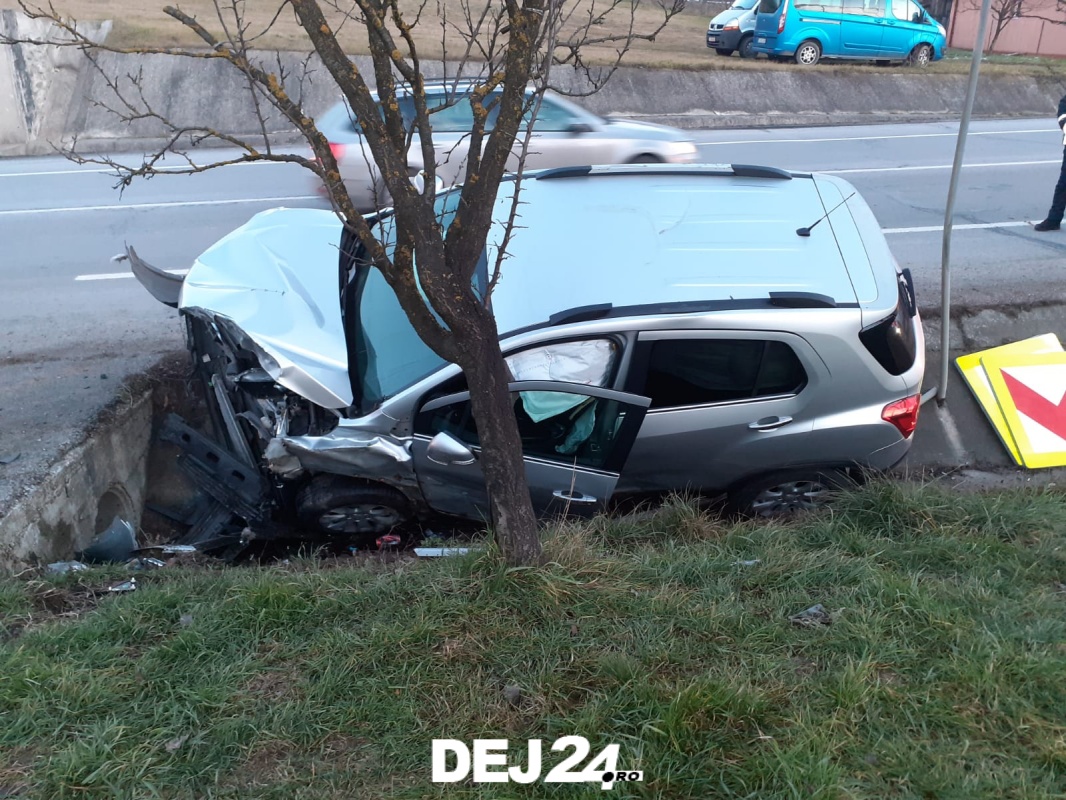 Accident în Bunești. O mașină s-a oprit într-un cap de pod, șoferul ...