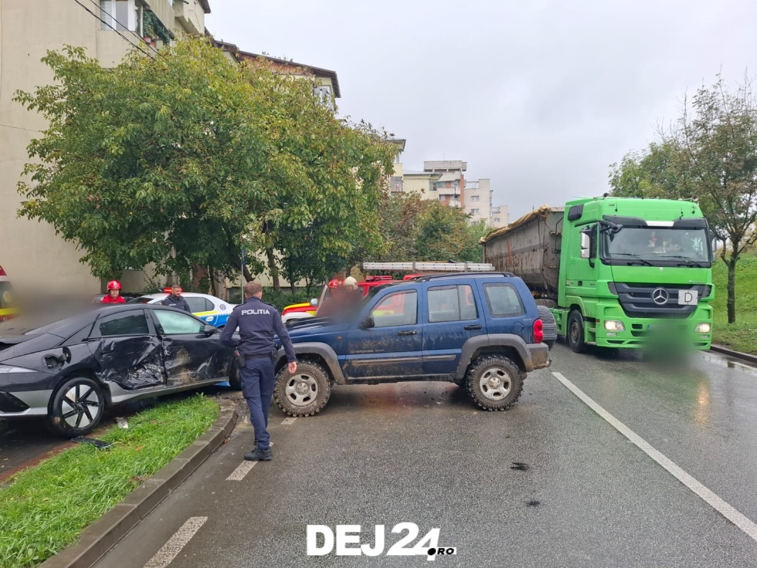 ACCIDENT cu două mașini pe o stradă din Dej. Un bărbat a fost ...