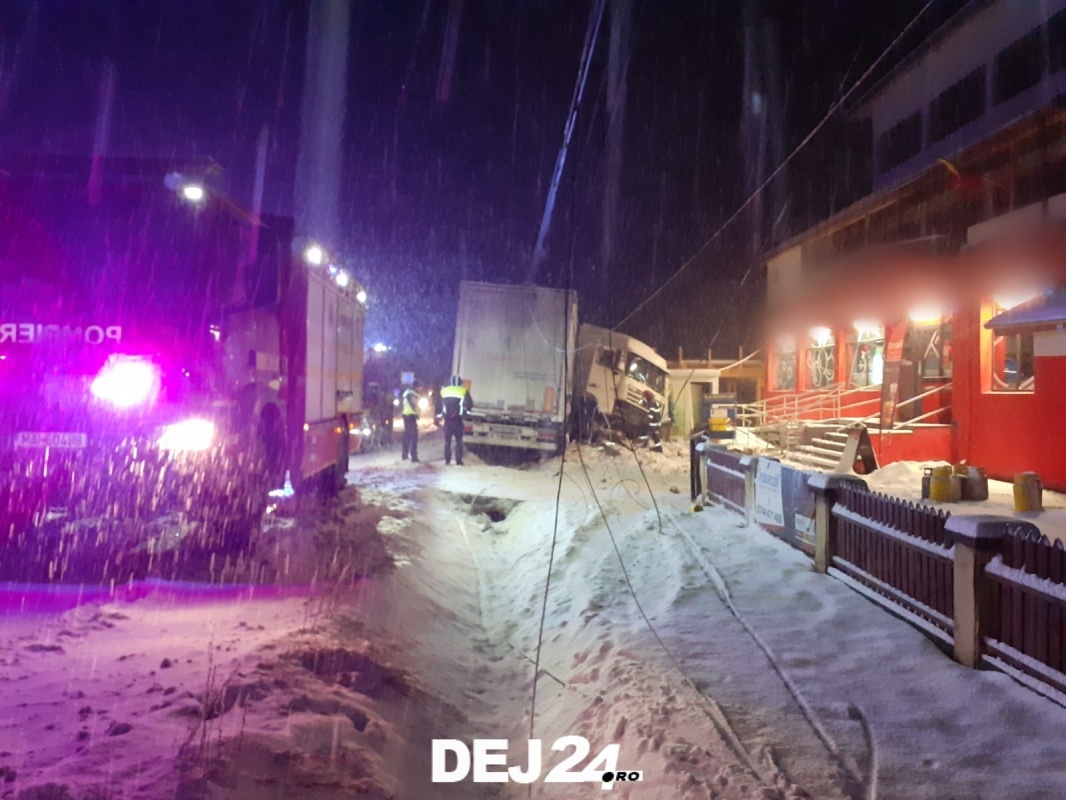 ACCIDENT la Iclod, în miez de noapte. Un autotren s-a izbit de un stâlp ...